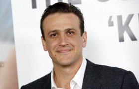 Jason Segel Height, Weight, Body Measurements, Shoe Size